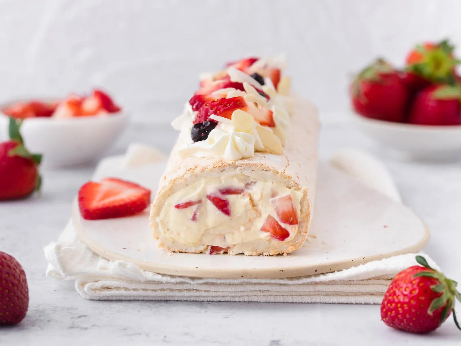 Pavlova rolada s jagodama - sofra-recepti.com